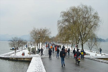Tourists wonder by West Lake after snowfall in China's Hangzhou ...