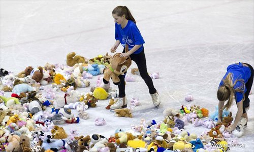 Ice hockey fans throw toys to help children charity - Global Times