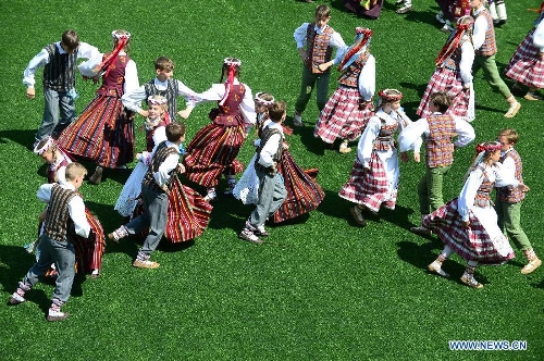 People perform for Dance Day during 2014 Song Festival in Lithuania ...