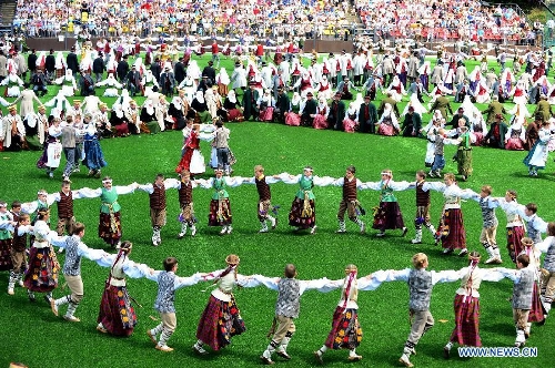 People perform for Dance Day during 2014 Song Festival in Lithuania ...