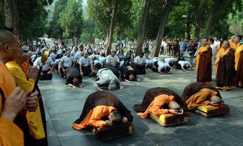 250 US martial artists kowtow at Shaolin Temple - Global Times