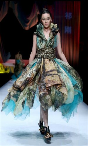 Models present creations at China Int'l Fashion Week - Global Times