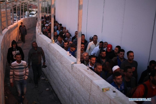 Palestinian workers wait in early morning to work in Israel - Global Times