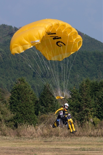 Jetman Yves Rossy flies over Fuji Mountain - Global Times