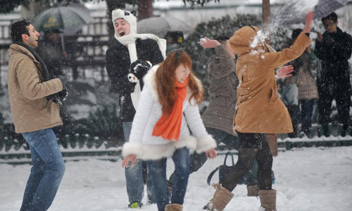 Tourists enjoy snow-covered landscape of West Lake - Global Times