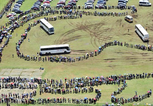 Long queue goodbye - Global Times