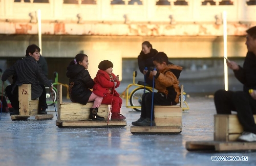 People enjoy outdoor activities on ice during winter holiday - Global Times
