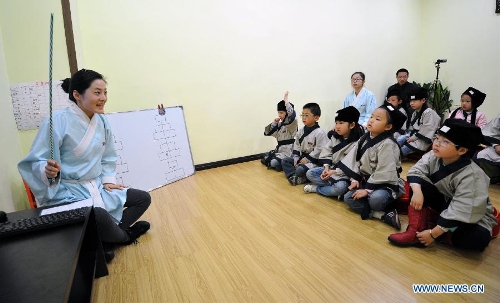 Children learn Chinese traditional culture at private school - Global Times