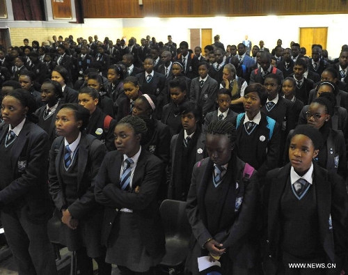 Students sing and pray for Mandela on his 95th birthday in South Africa ...