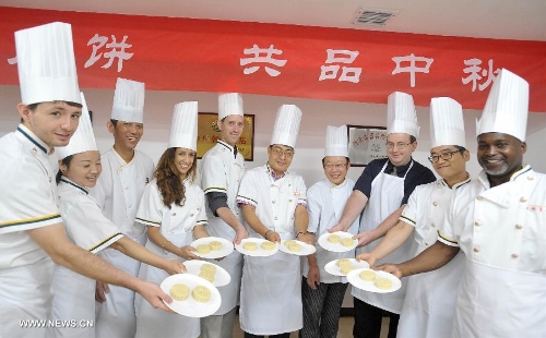 Foreigners find joy in learning to make moon cakes - Global Times