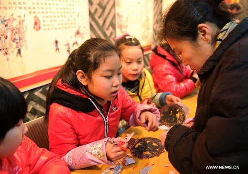 Citizens learn to make paper-cuttings to greet Spring Festival - Global ...