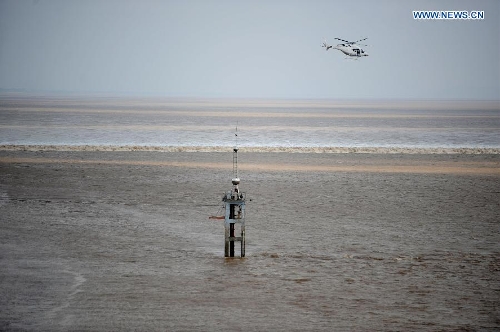 Visitors view soaring Qiantang River tide in E China - Global Times