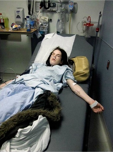 Struggling female drug addict in rehab - Global Times