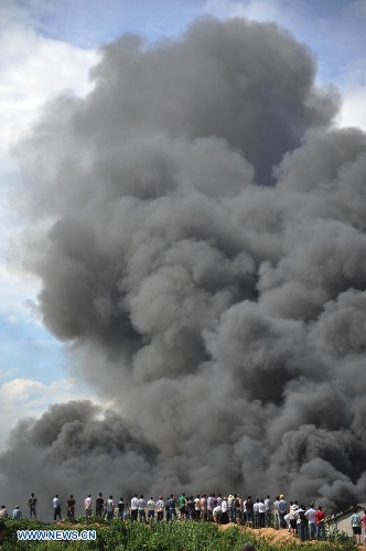 Fire engulfs warehouse in central China - Global Times