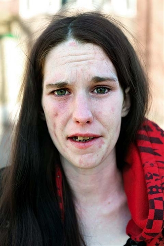 Struggling female drug addict in rehab - Global Times