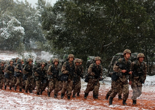 Armored brigade of Chengdu Military Region trained in snow - Global Times