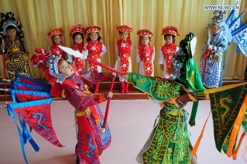Children practise skills of Peking opera at kindergarten in E China ...