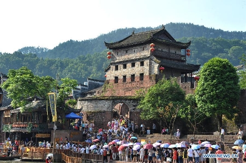 Tourists visit ancient town of Fenghuang in China's Hunan - Global Times