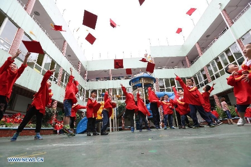 Children take creative graduation photos in SW China - Global Times