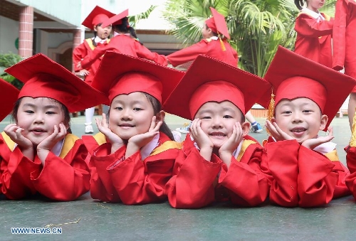 Children take creative graduation photos in SW China - Global Times