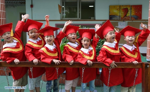 Children take creative graduation photos in SW China - Global Times