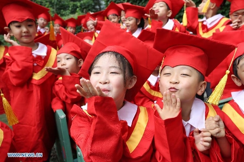 Children take creative graduation photos in SW China - Global Times