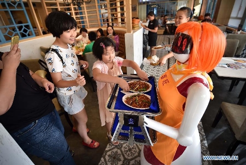 Robot waiter introduced to restaurant in S China - Global Times