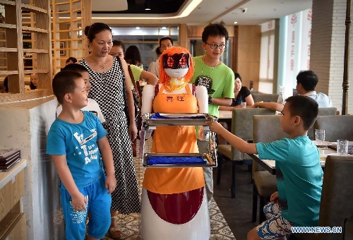 Robot waiter introduced to restaurant in S China - Global Times