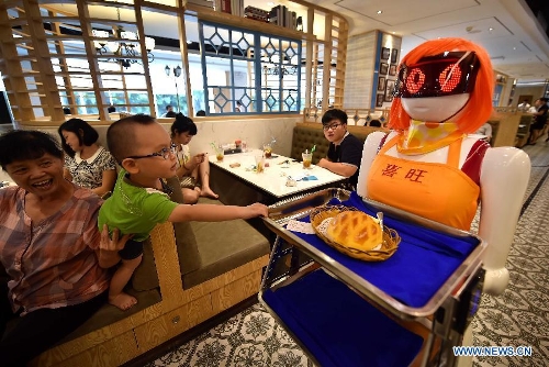 Robot waiter introduced to restaurant in S China - Global Times