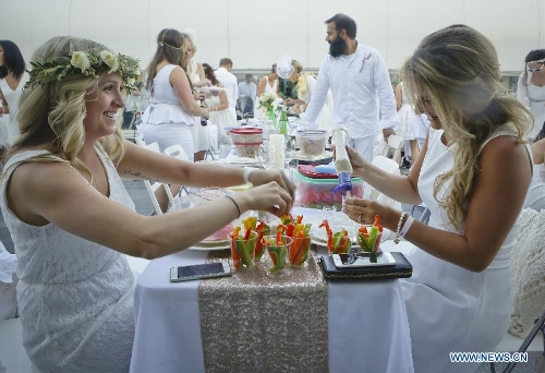People dressed in white attend Diner En Blanc in Vancouver - Global Times
