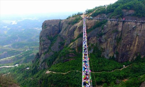 Visitors capped at first glass bridge - Global Times