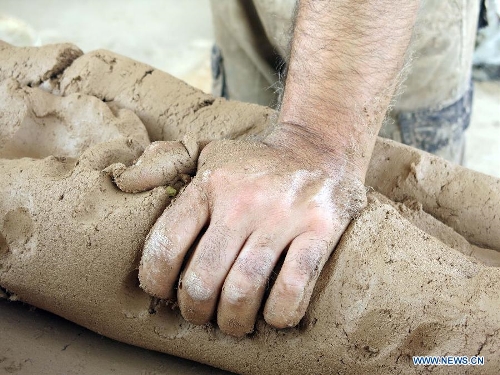 Iraqi worker makes pottery jars in Kadhimiya - Global Times