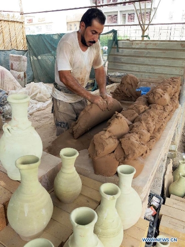 Iraqi worker makes pottery jars in Kadhimiya - Global Times