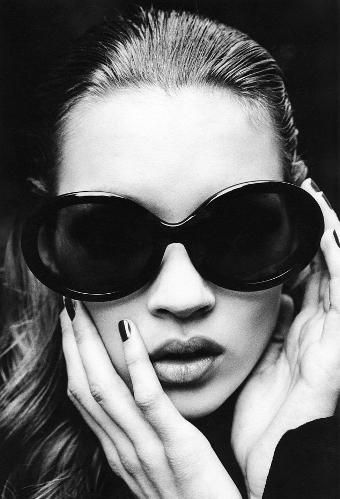 Supermodel Kate Moss unveils rare photos shot first for Bazaar - Global ...