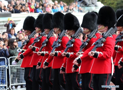 British Royal Guards attend changing ceremony at Buckingham Palace ...