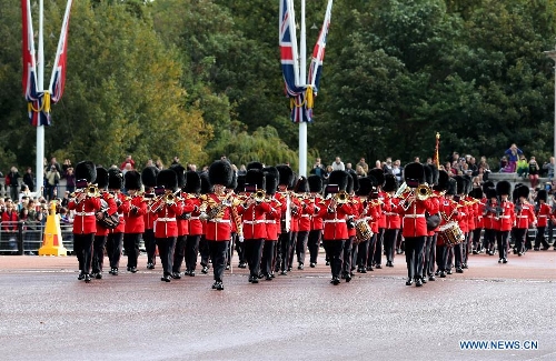 British Royal Guards attend changing ceremony at Buckingham Palace ...