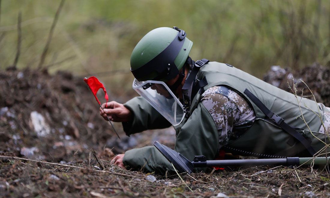 Chinese army conducts minesweeping mission along Vietnam border ...