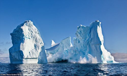 Tourists in Awe of Iceberg Crack, Until It Sets off Huge Waves - Global ...