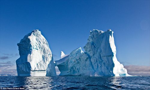 Tourists in Awe of Iceberg Crack, Until It Sets off Huge Waves - Global ...