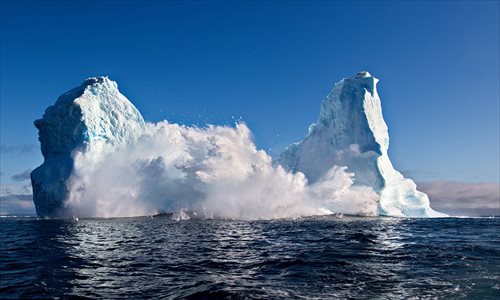 Tourists in Awe of Iceberg Crack, Until It Sets off Huge Waves - Global ...