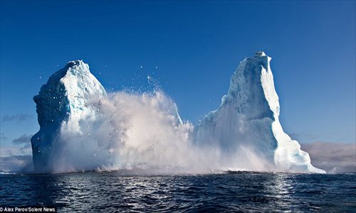 Tourists in Awe of Iceberg Crack, Until It Sets off Huge Waves - Global ...