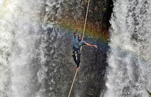 Wire-walking through the rainbow！ - Global Times