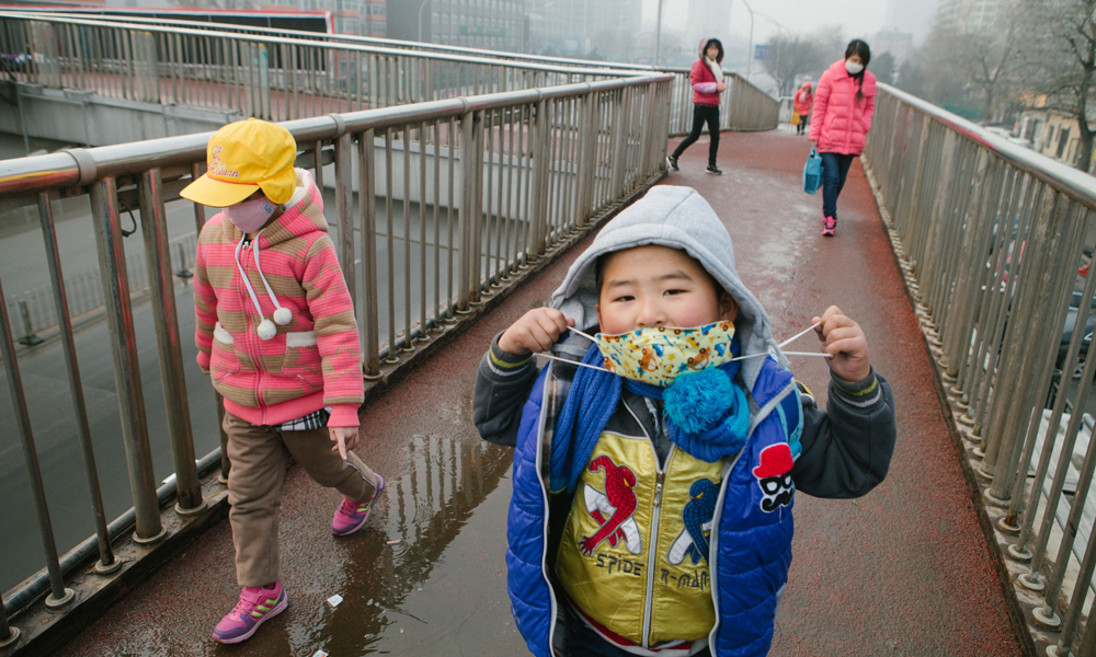 Students brave the smoggy day - Global Times