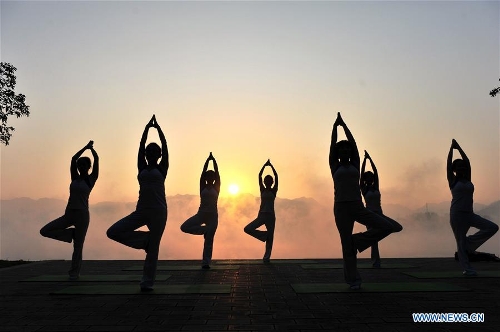 Yoga fans practice in sunset glow in China's Hubei - Global Times