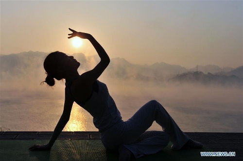 Yoga fans practice in sunset glow in China's Hubei - Global Times