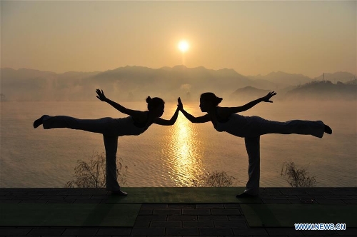 Yoga fans practice in sunset glow in China's Hubei - Global Times