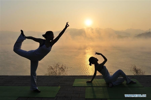Yoga fans practice in sunset glow in China's Hubei - Global Times