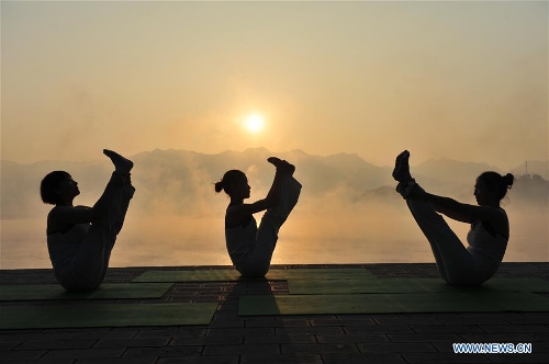 Yoga fans practice in sunset glow in China's Hubei - Global Times