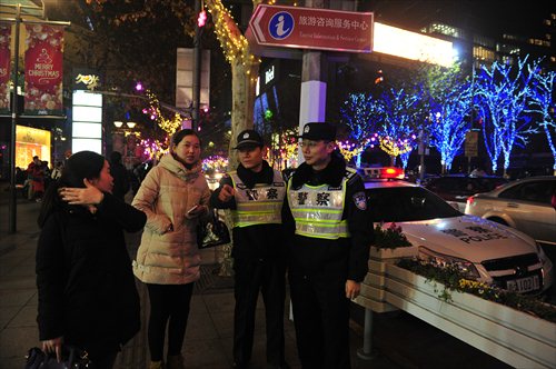 Shanghai’s downtown police keep their cool on patrol - Global Times