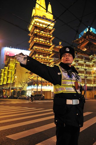 Shanghai’s downtown police keep their cool on patrol - Global Times